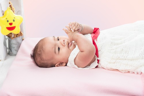 बच्चे का अंगूठा चूसना (Thumb sucking) कैसे छुड़वाएं? - हैलो स्वास्थ्य